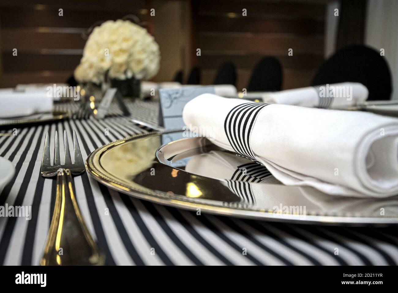 Table setting in black and white for gala dinner or corporate party ...