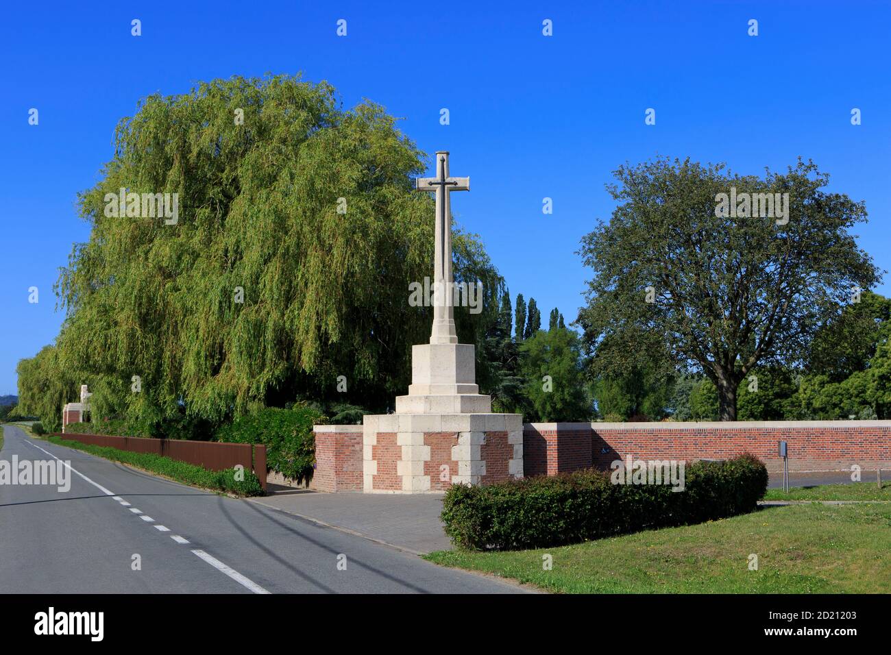 The Cross of Sacrifice at the (First World War) Lijssenthoek Military ...