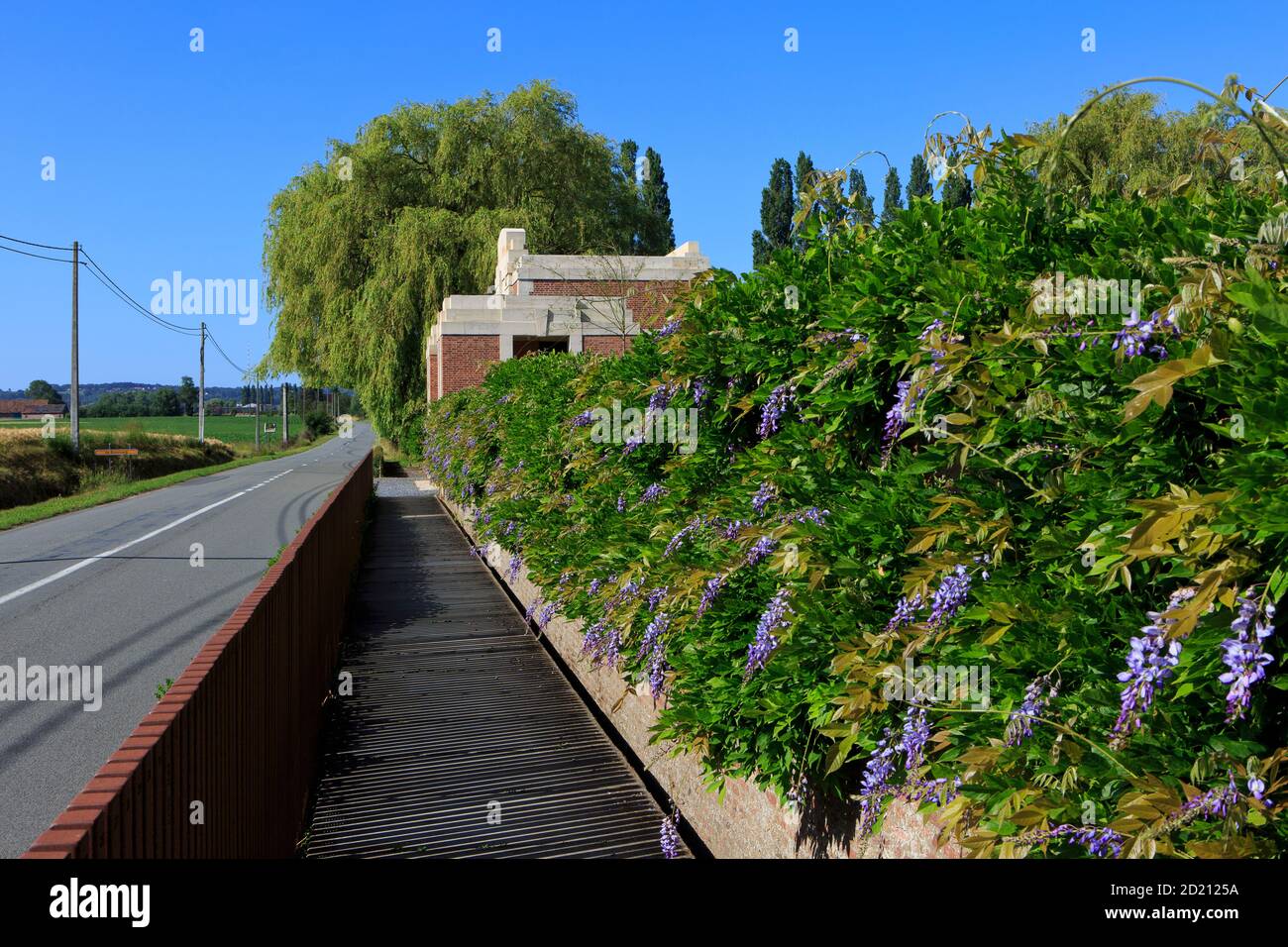 Main entrance of the (First World War) Lijssenthoek Military Cemetery ...