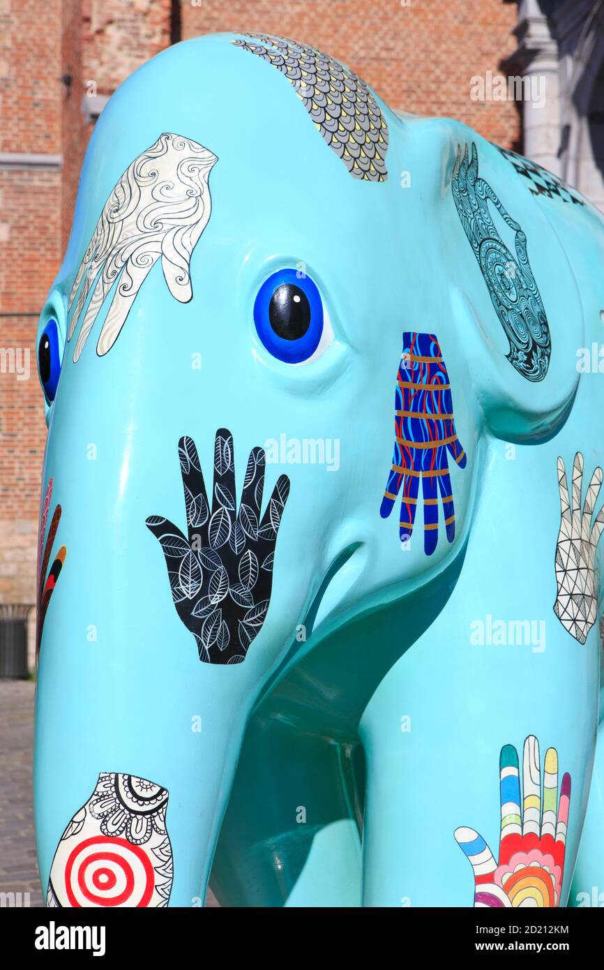 Baby elephant statue hi-res stock photography and images - Alamy