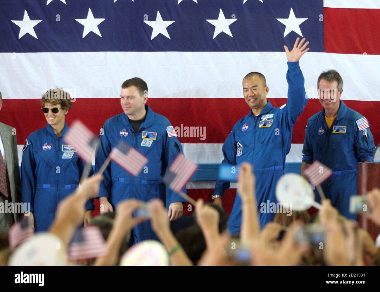 Eileen collins air force hi-res stock photography and images - Alamy