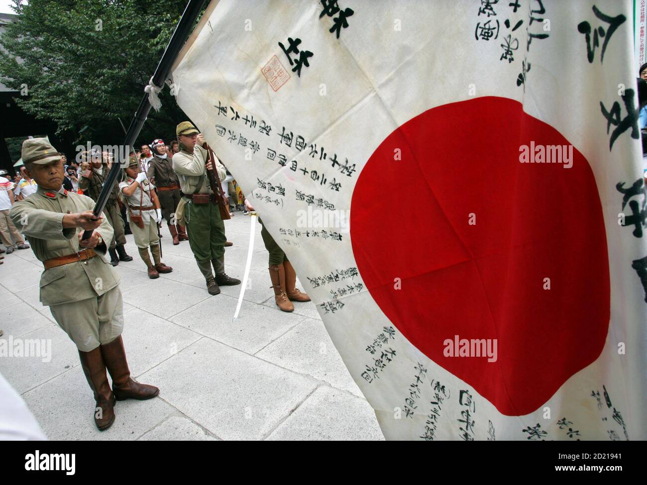 Japanese soldiers with flag hi-res stock photography and images - Alamy