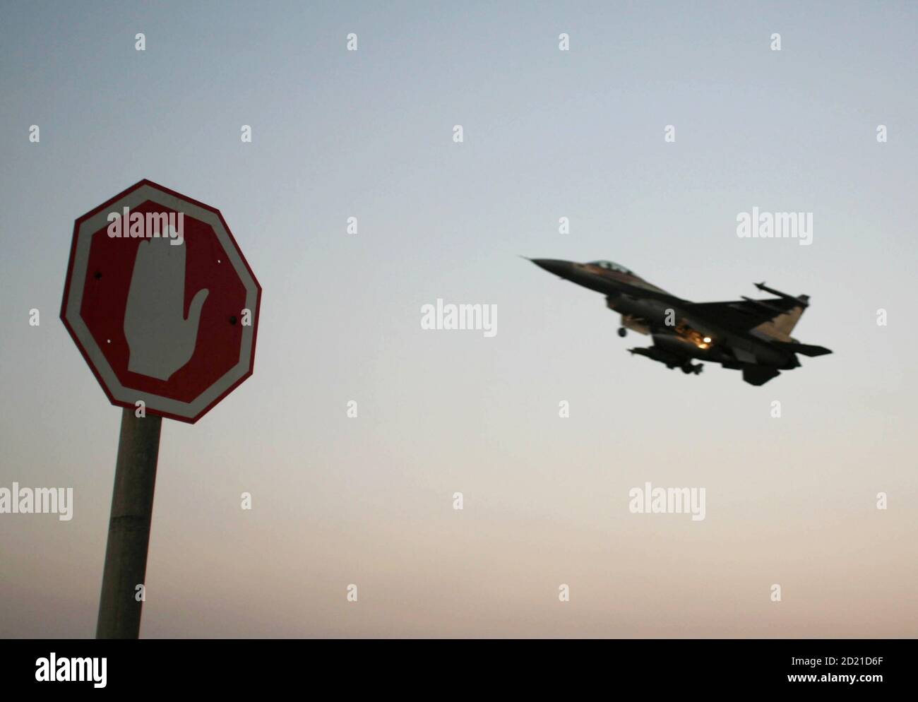 Flying targets hi-res stock photography and images - Alamy