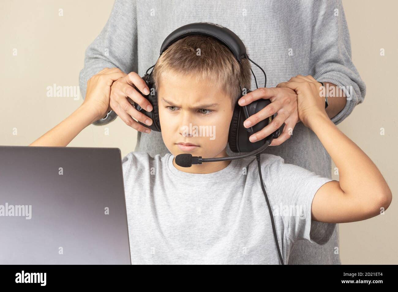 Angry mother and teenage son hi-res stock photography and images - Alamy