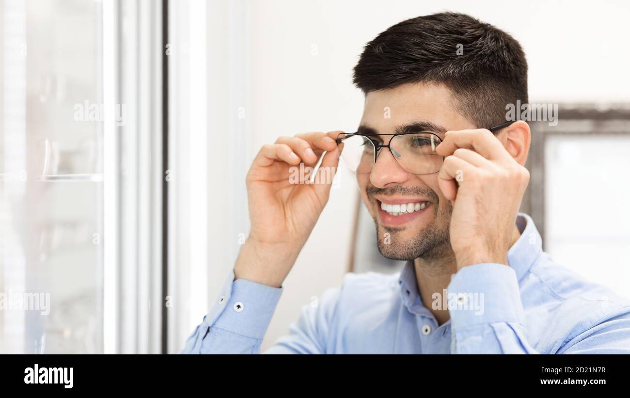 Portrait of smiling young man wearing spectacles Stock Photo - Alamy