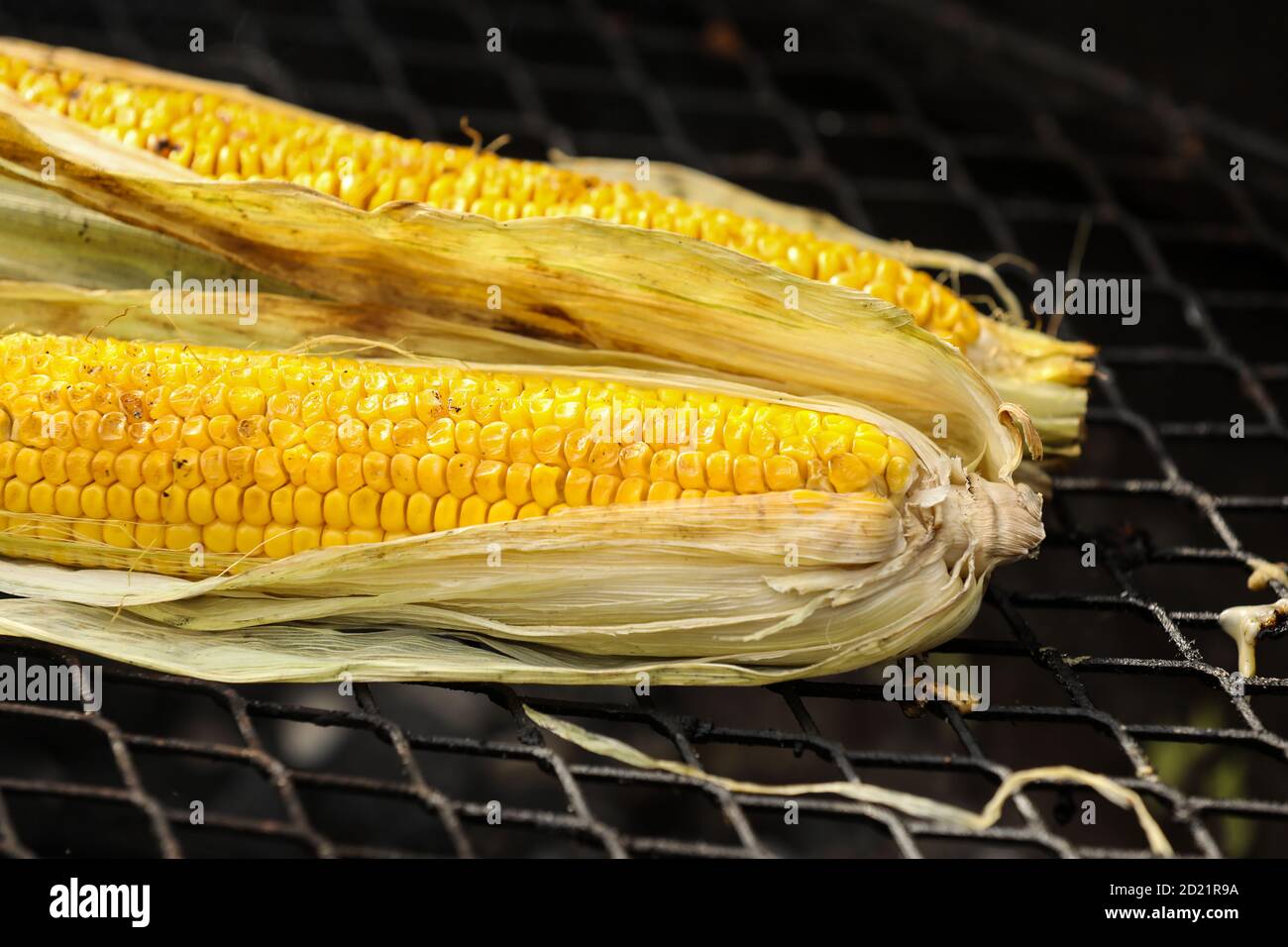 Yellow corn cooked on a grill. Preparing healthy food Stock Photo - Alamy