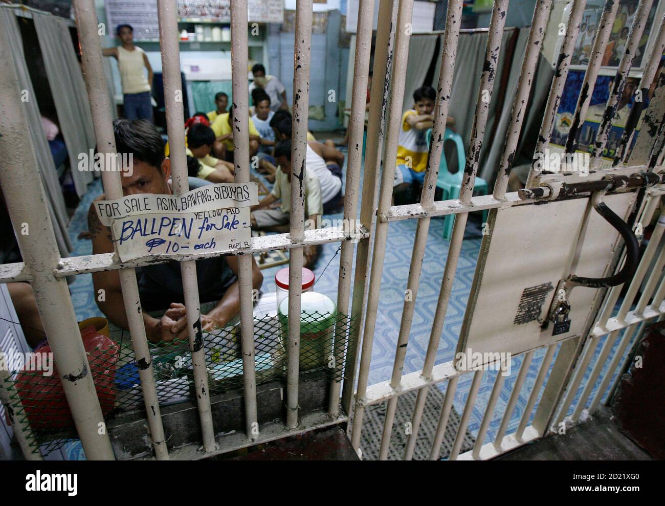 Filipino inmates hi-res stock photography and images - Alamy