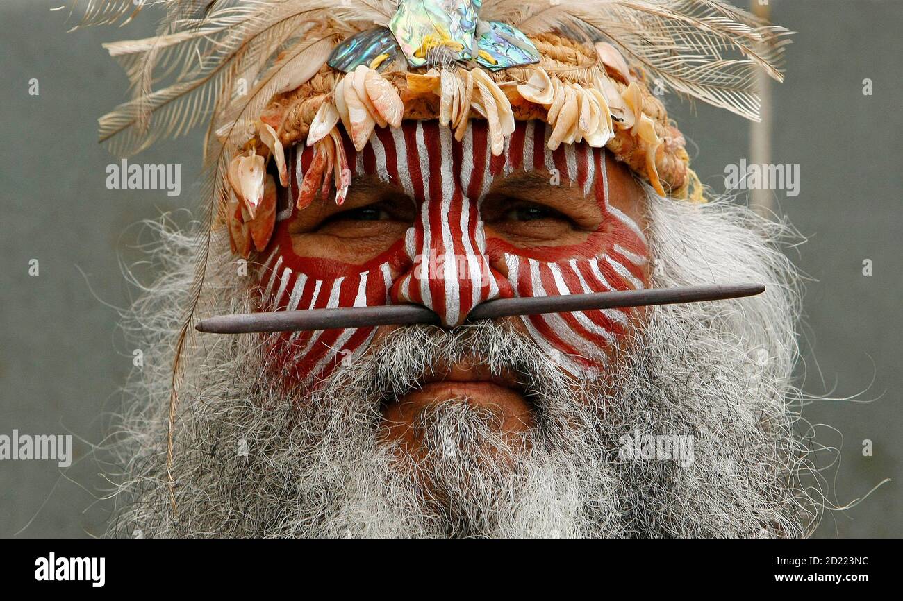 Australian aborigine headdress hi-res stock photography and images - Alamy