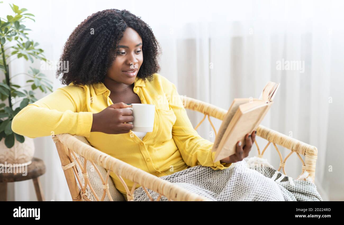 Black woman reading book hi-res stock photography and images - Alamy