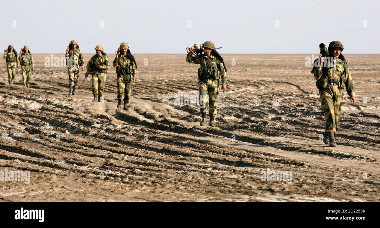 Soldiers bsf border security force hi-res stock photography and images ...