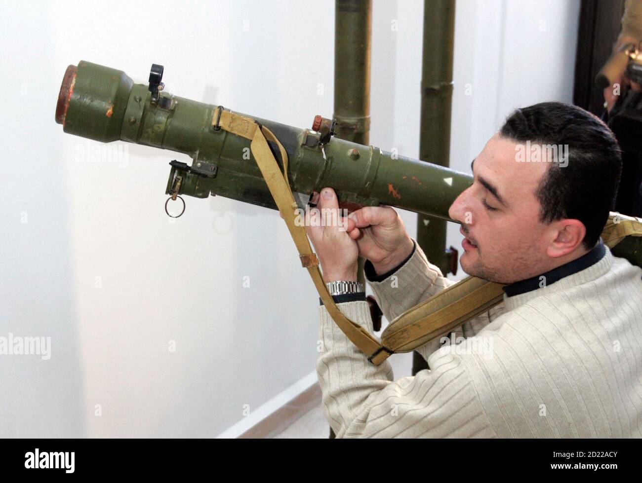 Shoulder mounted missile hi-res stock photography and images - Alamy