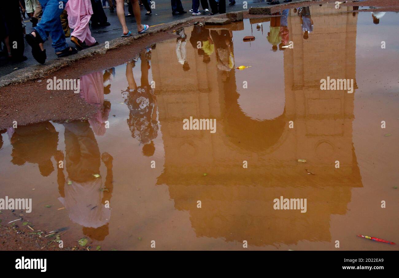 India gate delhi monsoon hi-res stock photography and images - Alamy