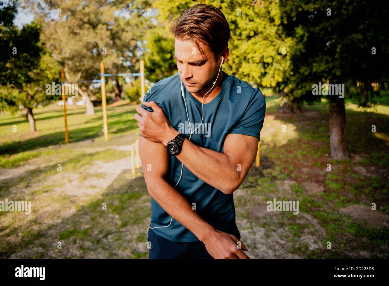 Shoulder pain athlete hi-res stock photography and images - Alamy