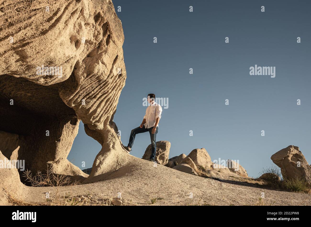 Man standing at cliff at morning Stock Photo - Alamy