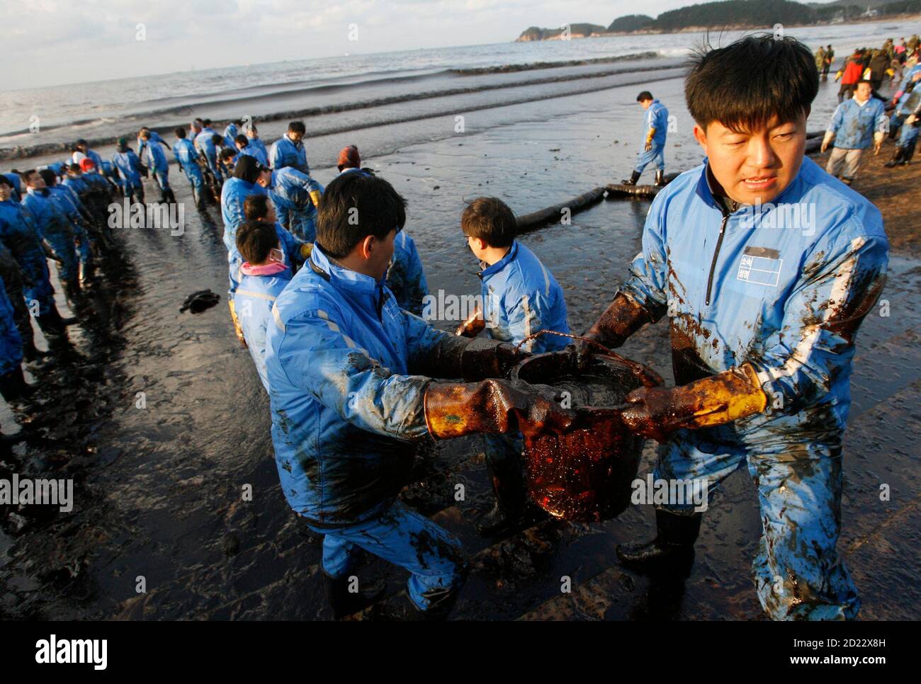 Crude oil spills hi-res stock photography and images - Alamy