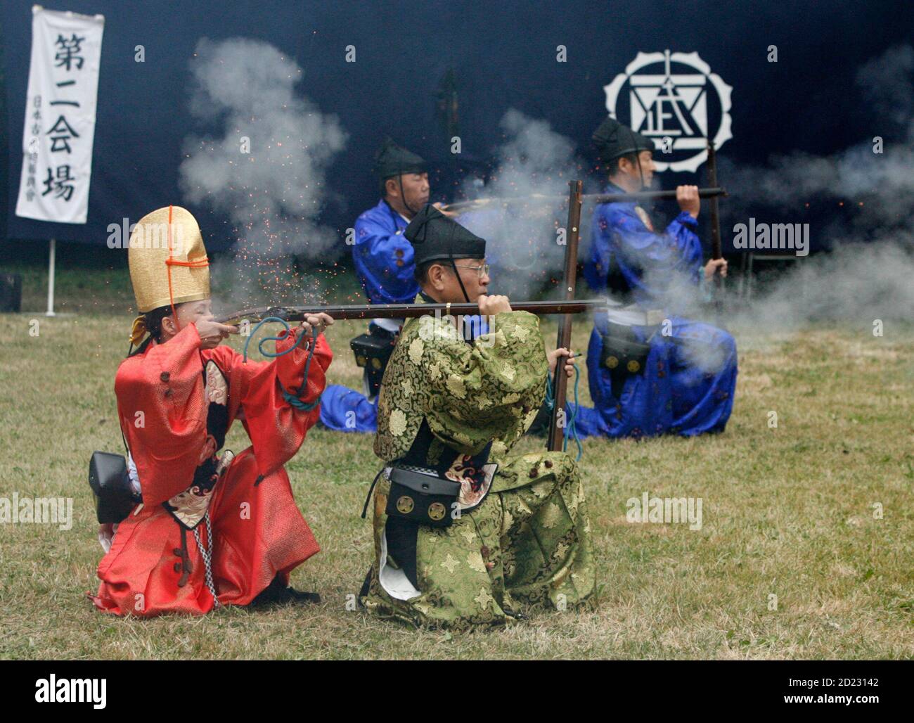 Guns on shoulders hi-res stock photography and images - Alamy