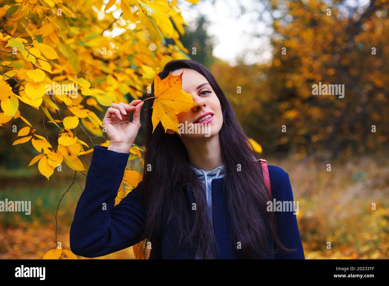 Hair cover one eye hi-res stock photography and images - Alamy
