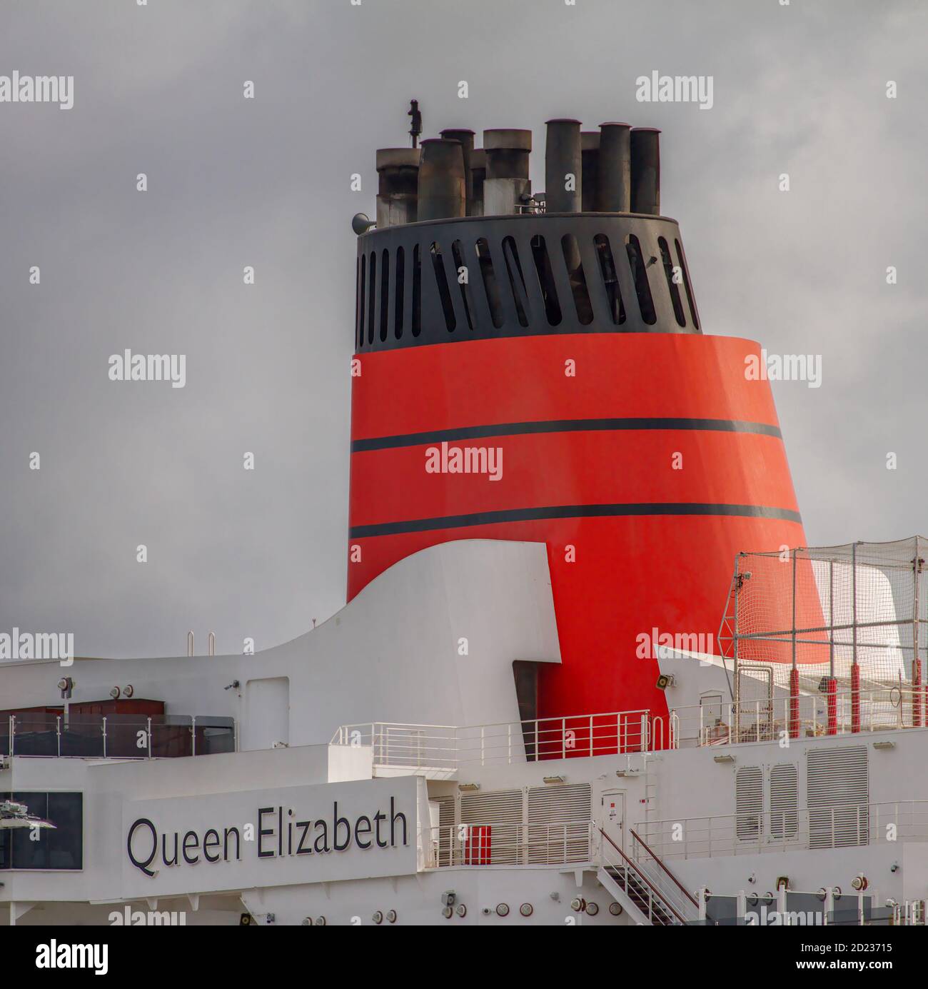 Red ships funnel hi-res stock photography and images - Alamy