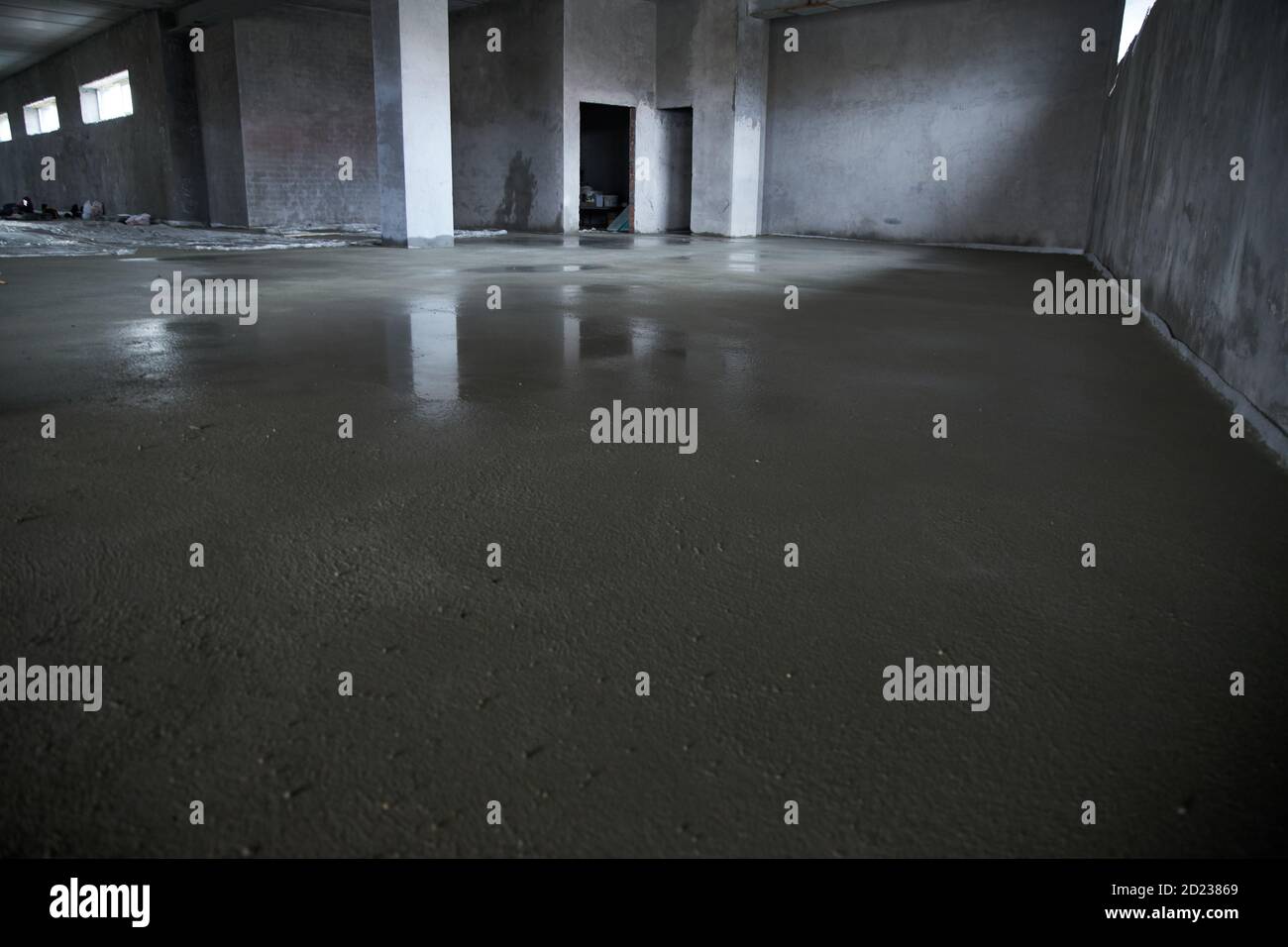 Filling the floor with concrete, screed and leveling the floor. Smooth ...