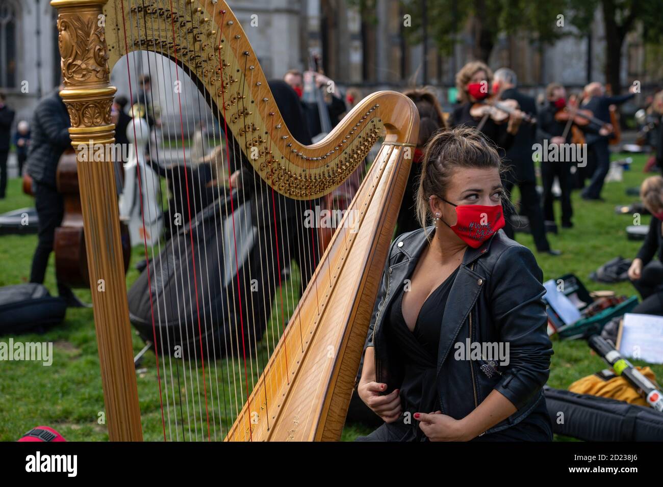 Harp player in orchestra hi-res stock photography and images - Alamy