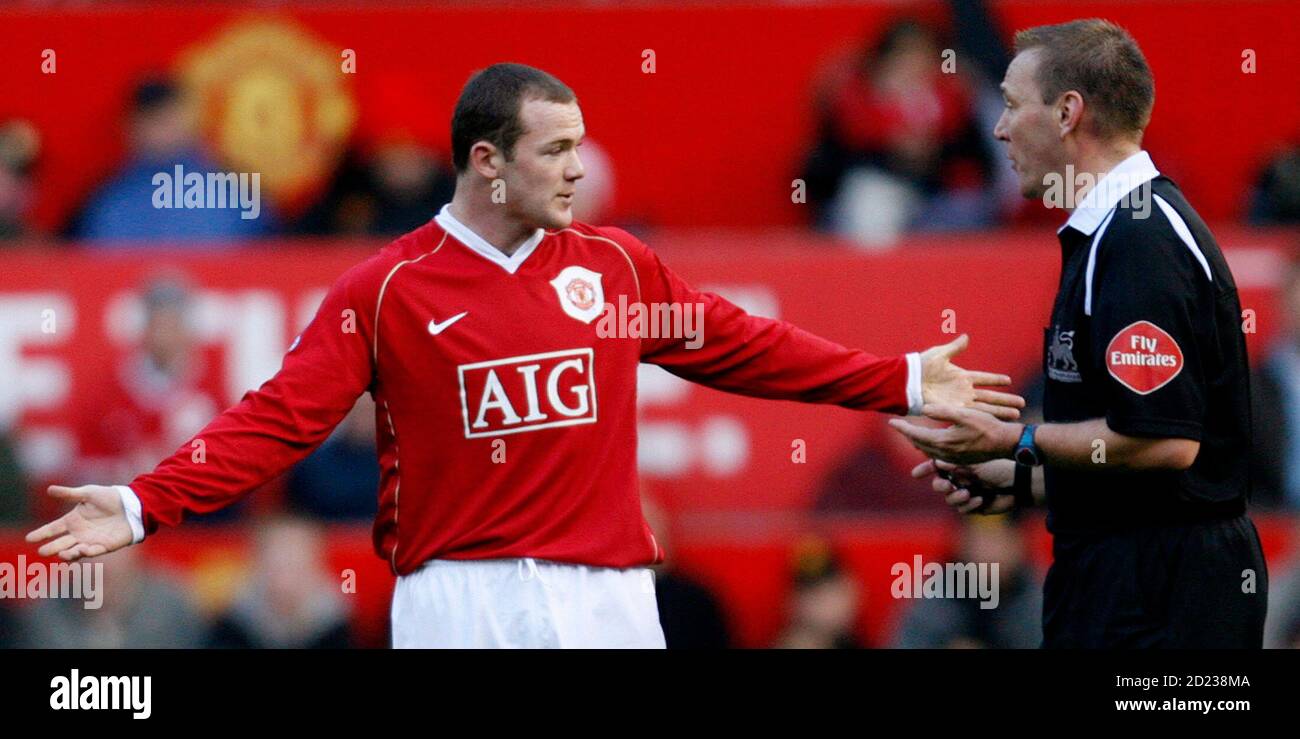 Graham poll premier league referee hi-res stock photography and images ...