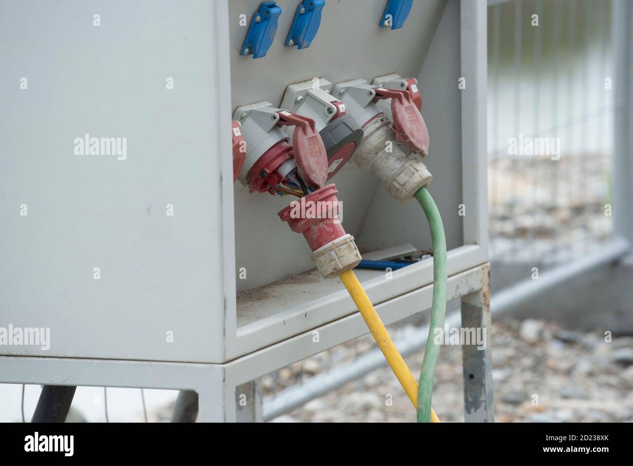 heavy current power plug and cable for distributing large currents ...