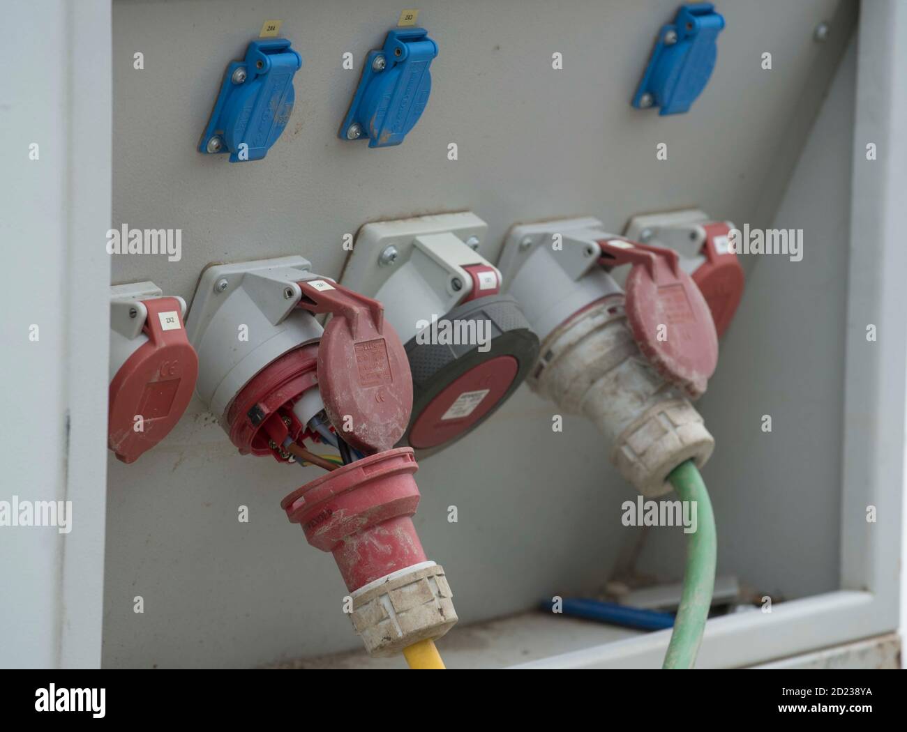 heavy current power plug and cable for distributing large currents ...