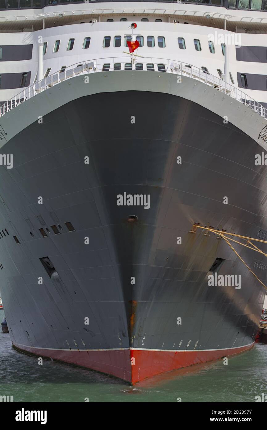 Cunard liner queen mary 2 hi-res stock photography and images - Alamy