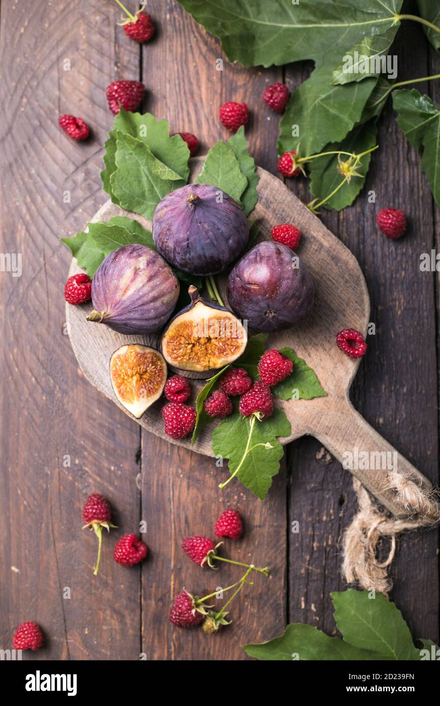 Fresh ripe figs on dark table. Healthy mediterranean fig fruit. Fresh ...