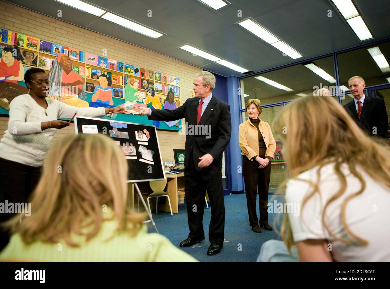 Class president bush reading hi-res stock photography and images - Alamy