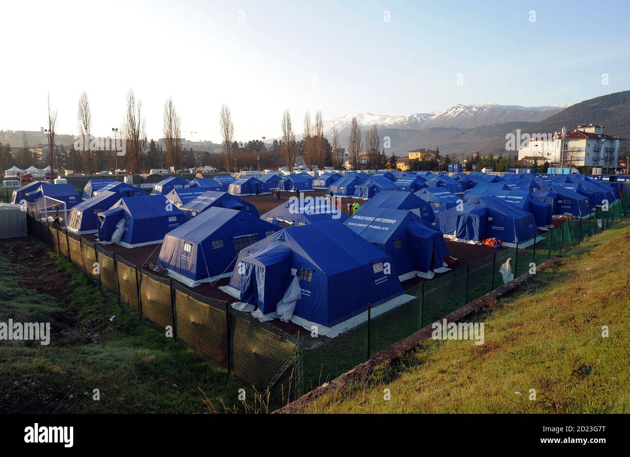 Earthquake workers l'aquila 2009 hi-res stock photography and images ...