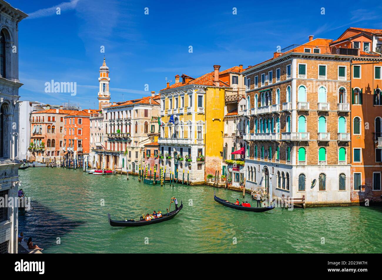 Gondola traditional boat hi-res stock photography and images - Alamy