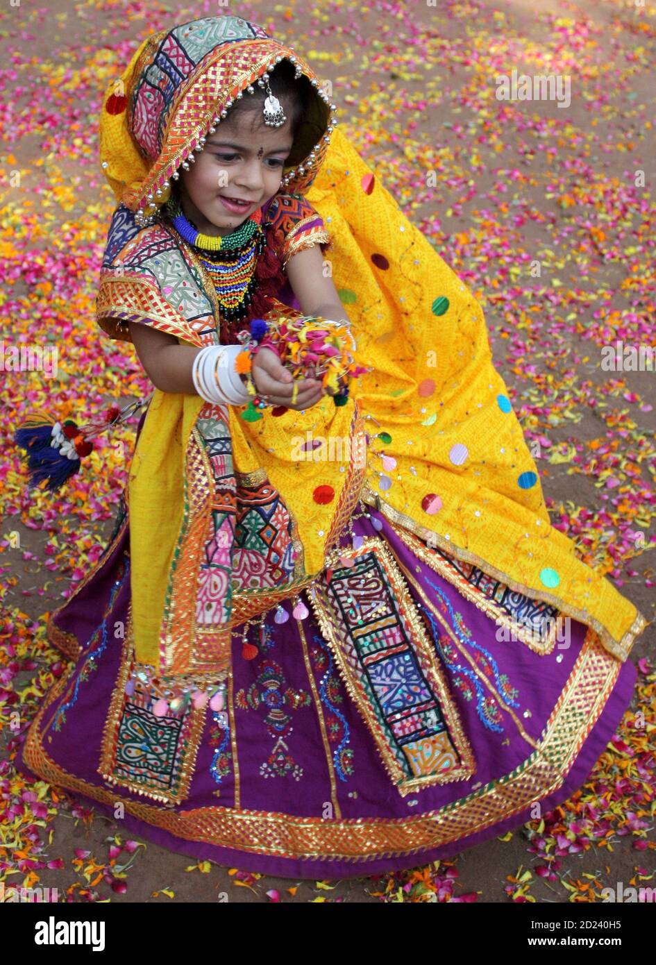 Garba indian dance hi-res stock photography and images - Alamy