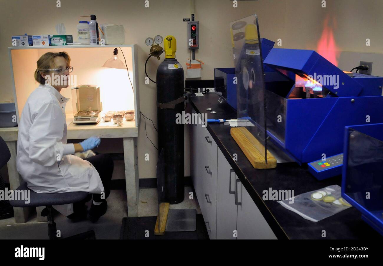 Rare metals laboratory hi-res stock photography and images - Alamy