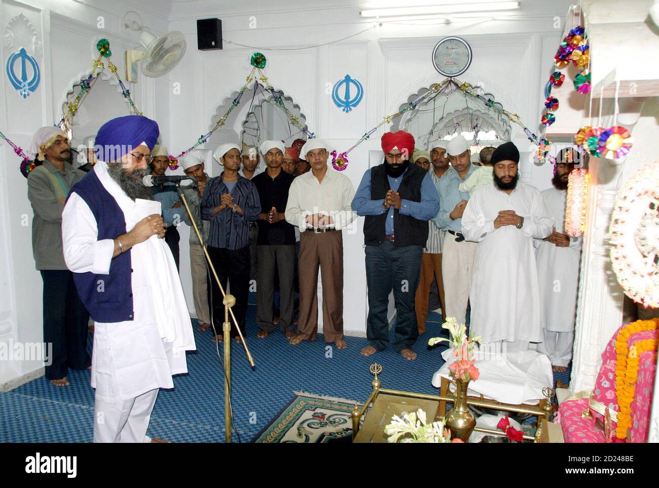 Sikh priest hi-res stock photography and images - Alamy