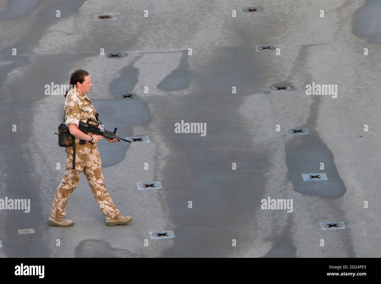 Woman british soldier basra hi-res stock photography and images - Alamy