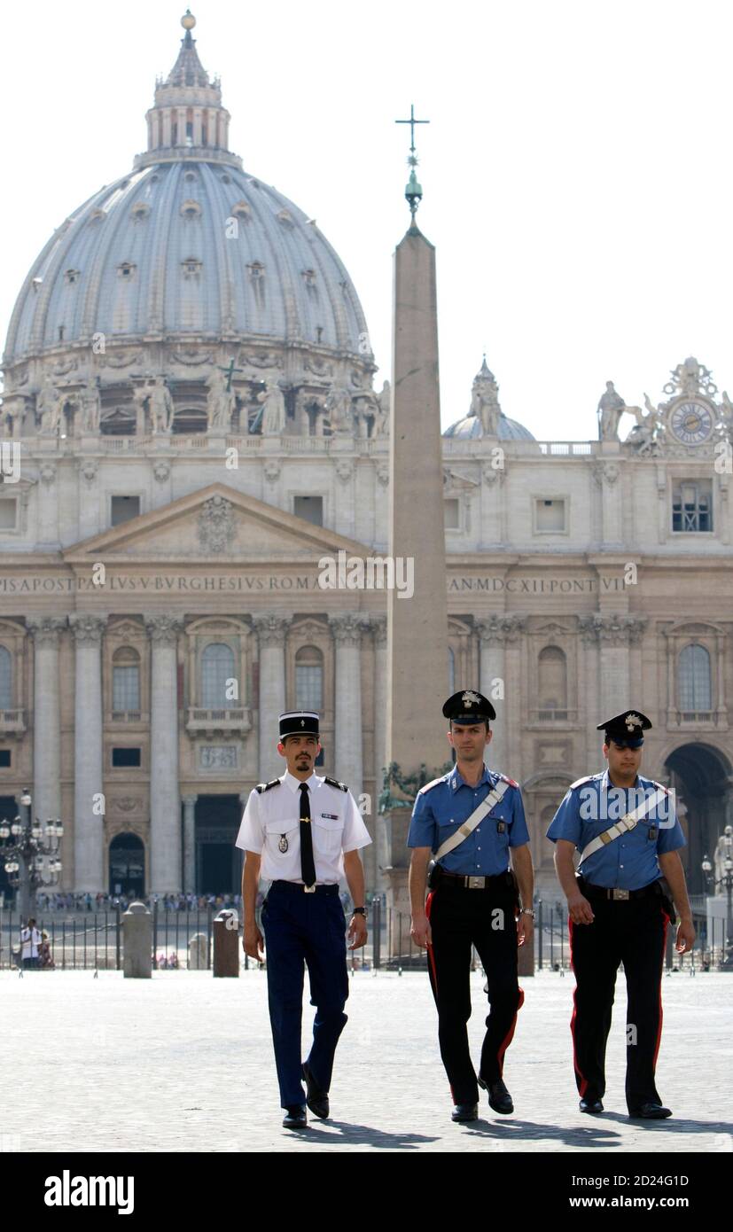 Carabinieri a rome hi-res stock photography and images - Alamy