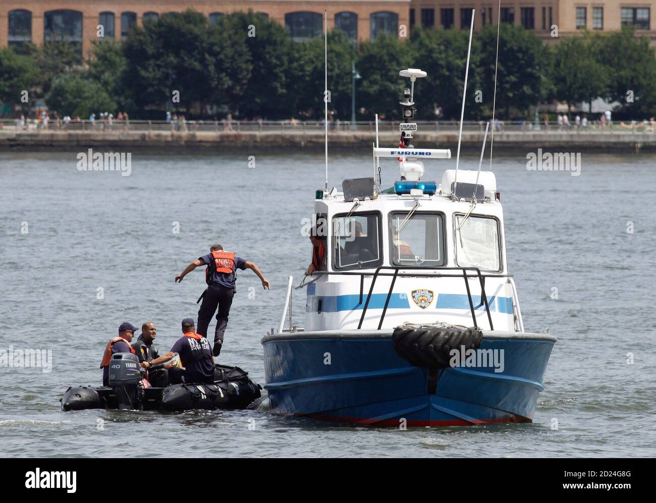 Nypd scuba team hi-res stock photography and images - Alamy