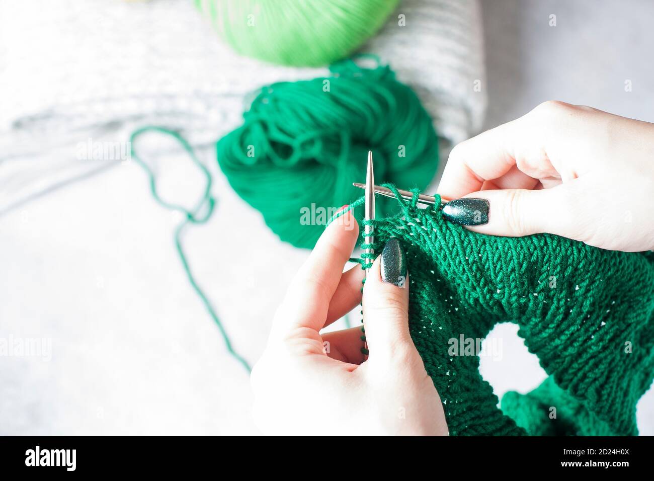 Knitting close up hands vintage hi-res stock photography and images - Alamy