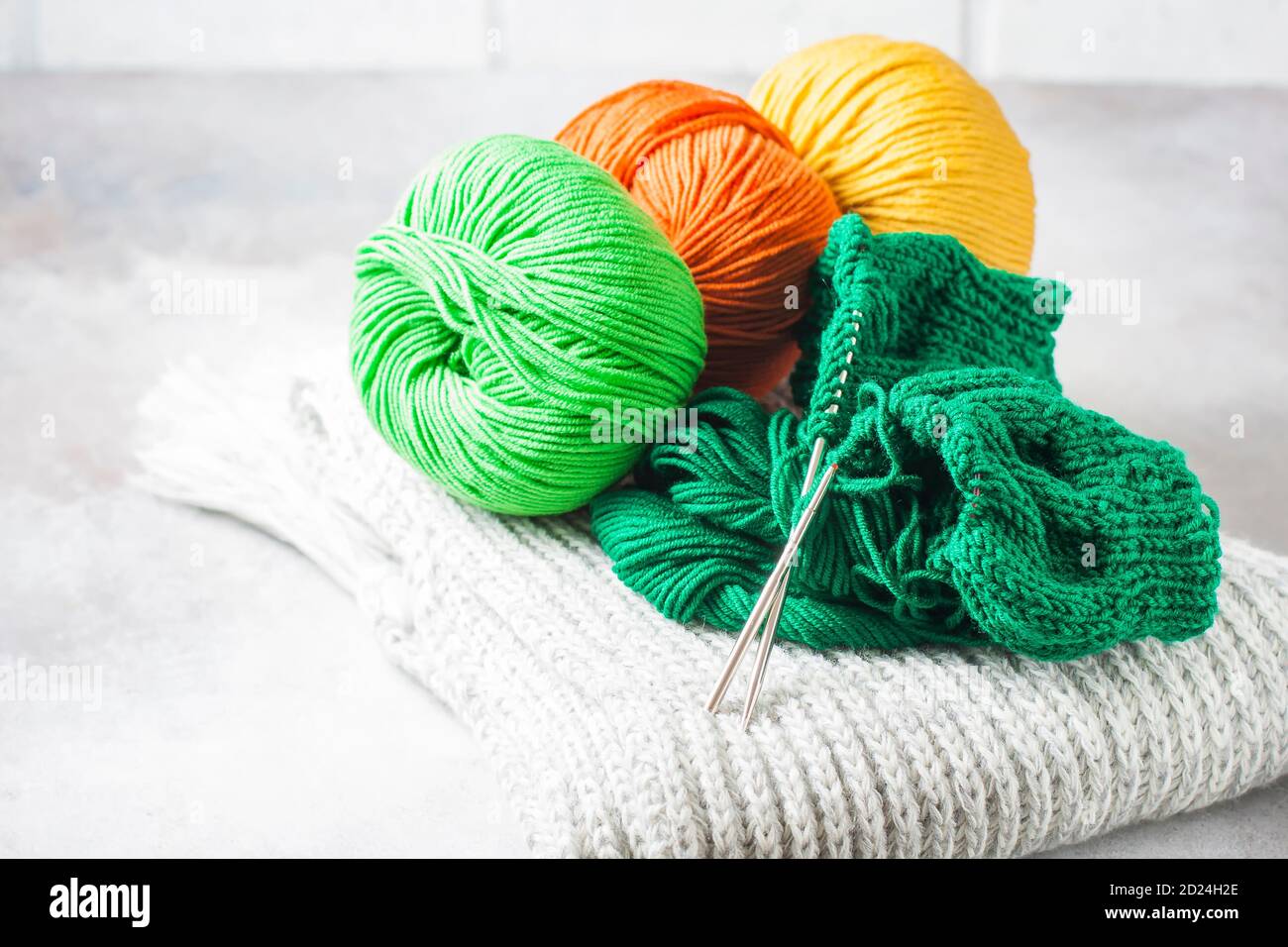 Green knitting wool texture hi-res stock photography and images - Alamy