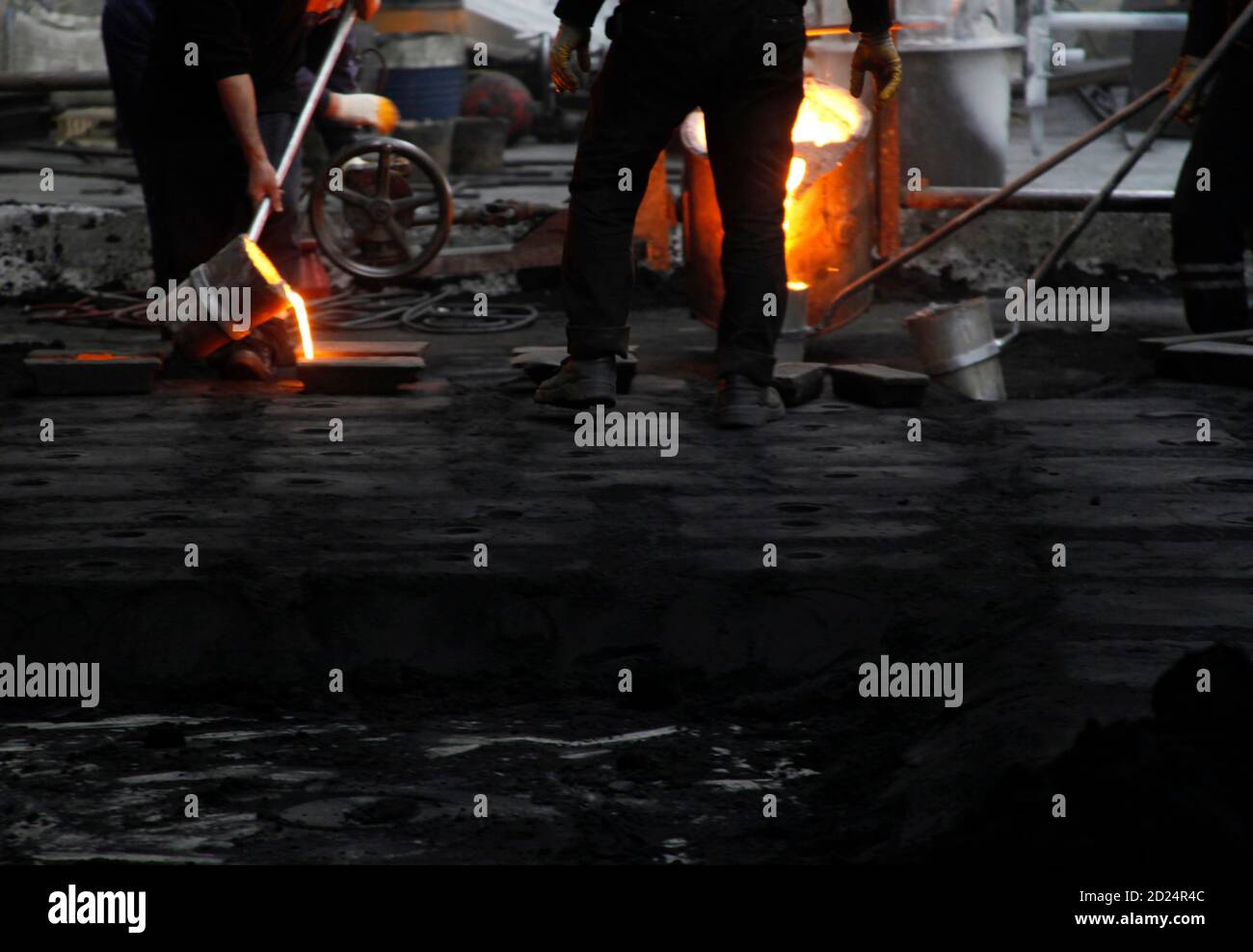 Liquid metal molding hi-res stock photography and images - Alamy