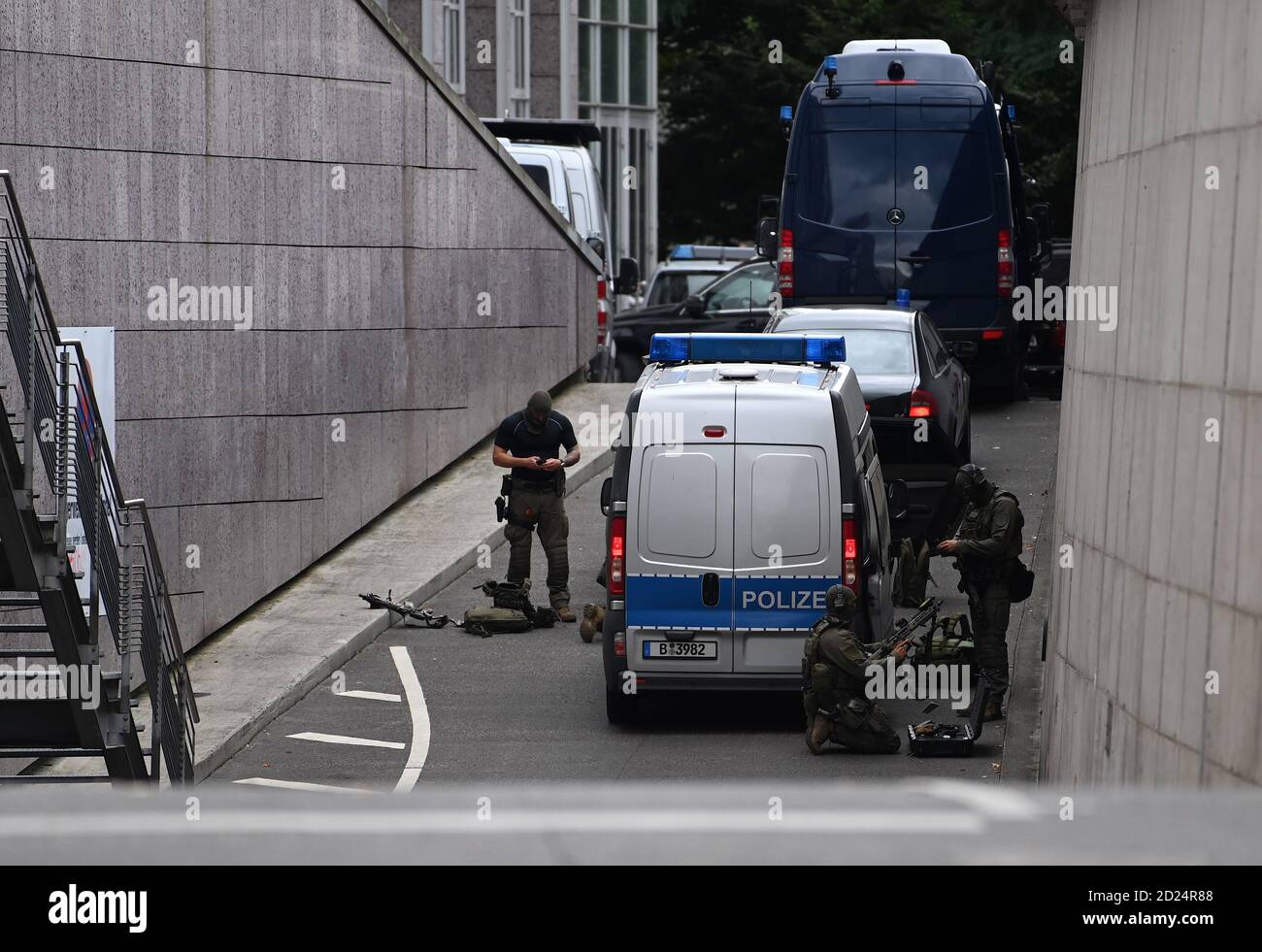 Berlin, Germany. 06th Oct, 2020. Police forces are equipping themselves ...
