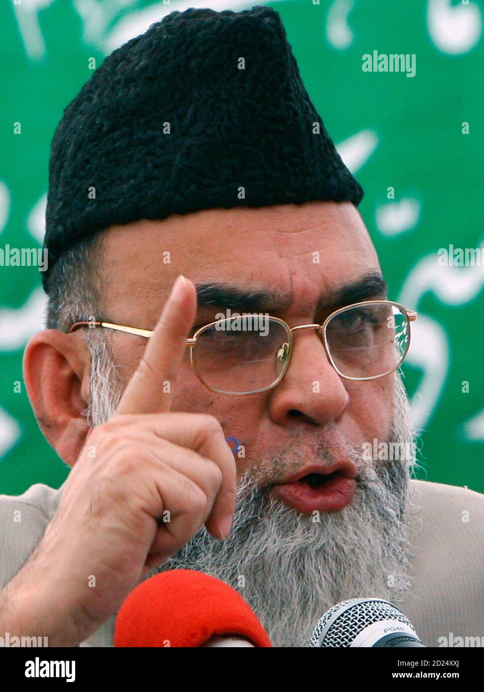 India muslim priest hi-res stock photography and images - Alamy