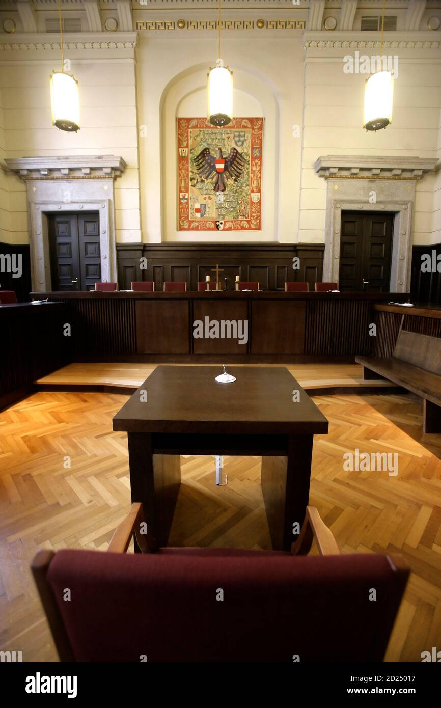 Man dock courtroom hi-res stock photography and images - Alamy