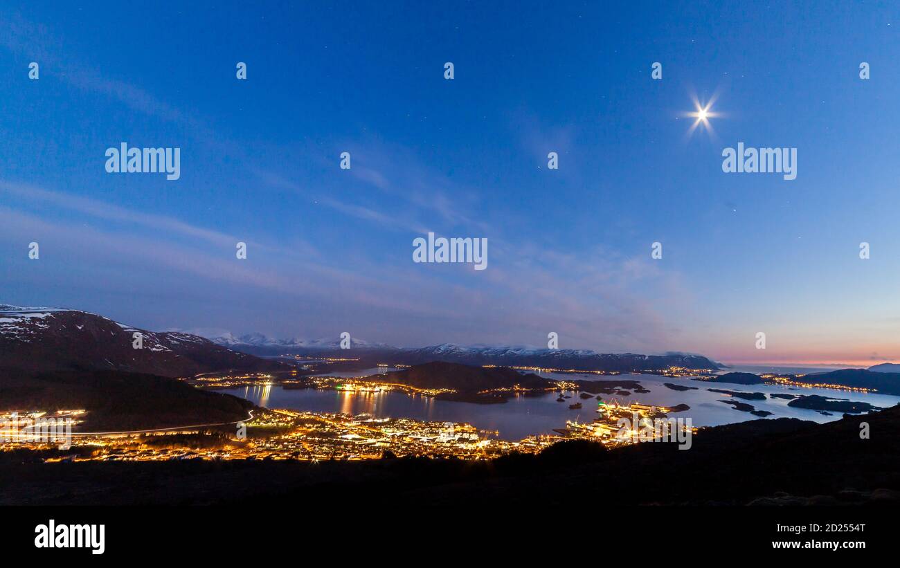 Norwegian full moon hi-res stock photography and images - Alamy
