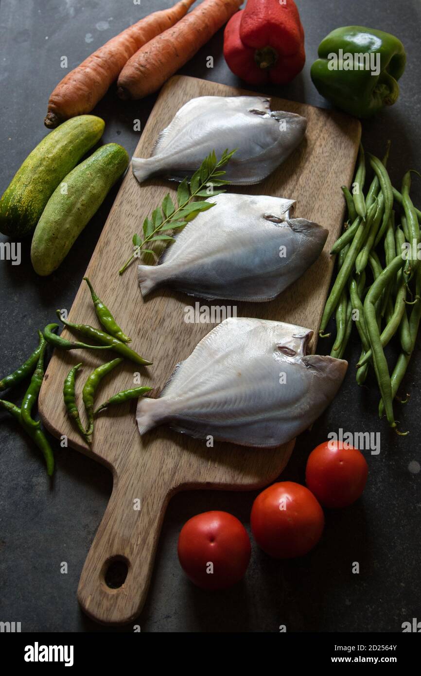 Silver pomfret fish hi-res stock photography and images - Alamy