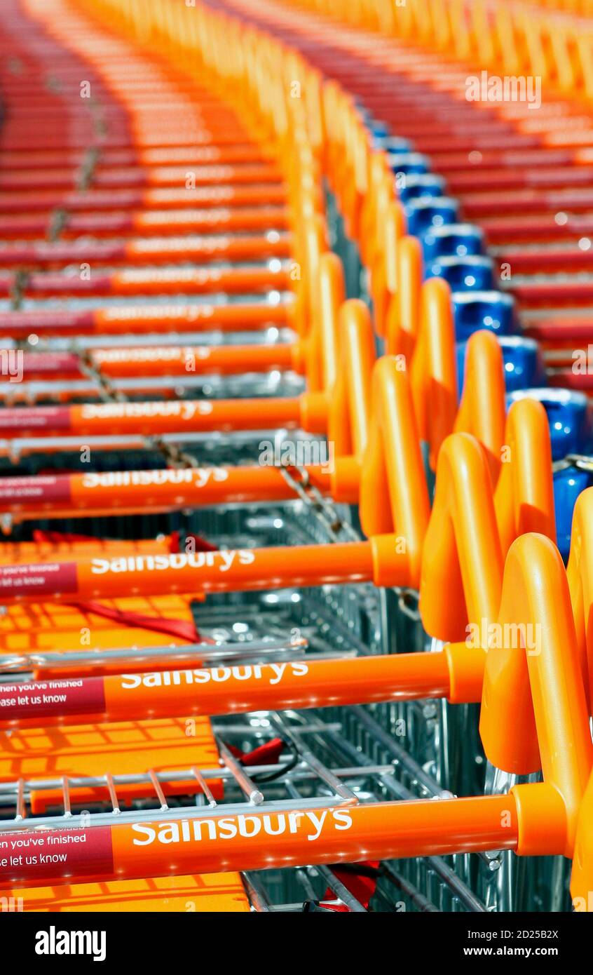 2 shopping trolleys hi-res stock photography and images - Alamy