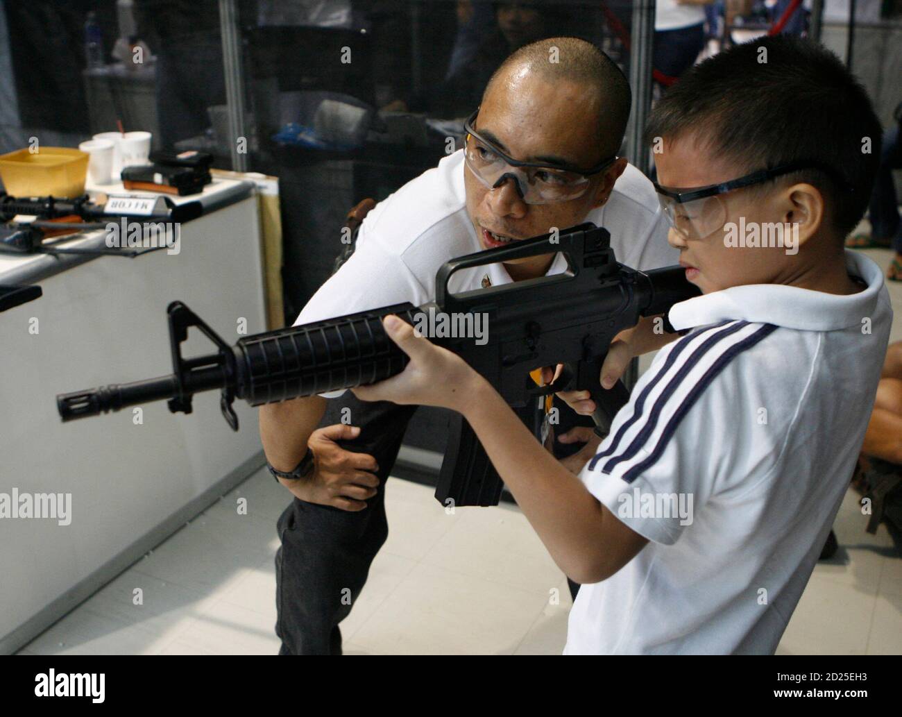 Handling of rifle hi-res stock photography and images - Alamy