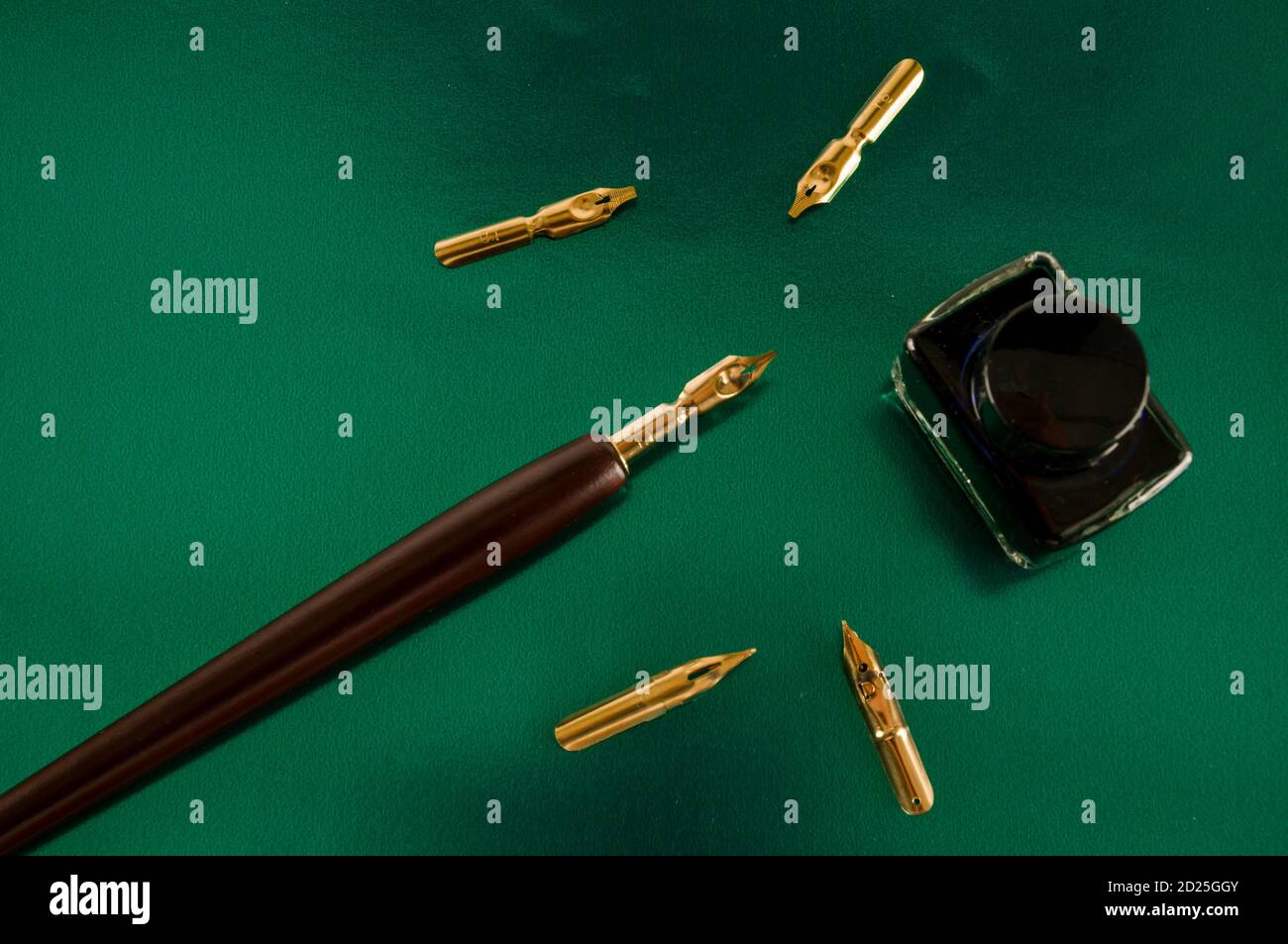 Antique ink pen background Stock Photo - Alamy