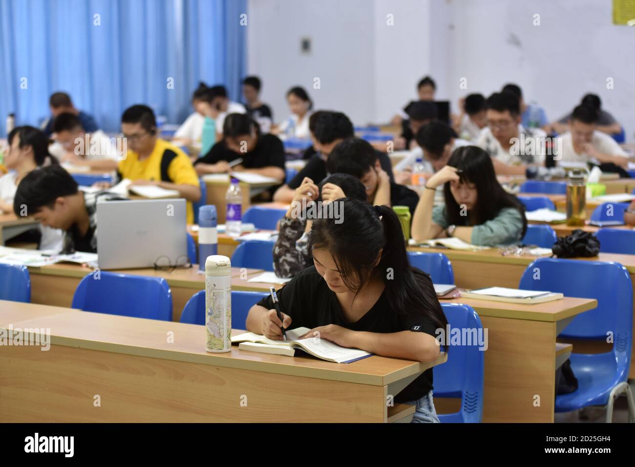 Haikou, China. 06th Oct, 2020. Students reading and studying in the ...